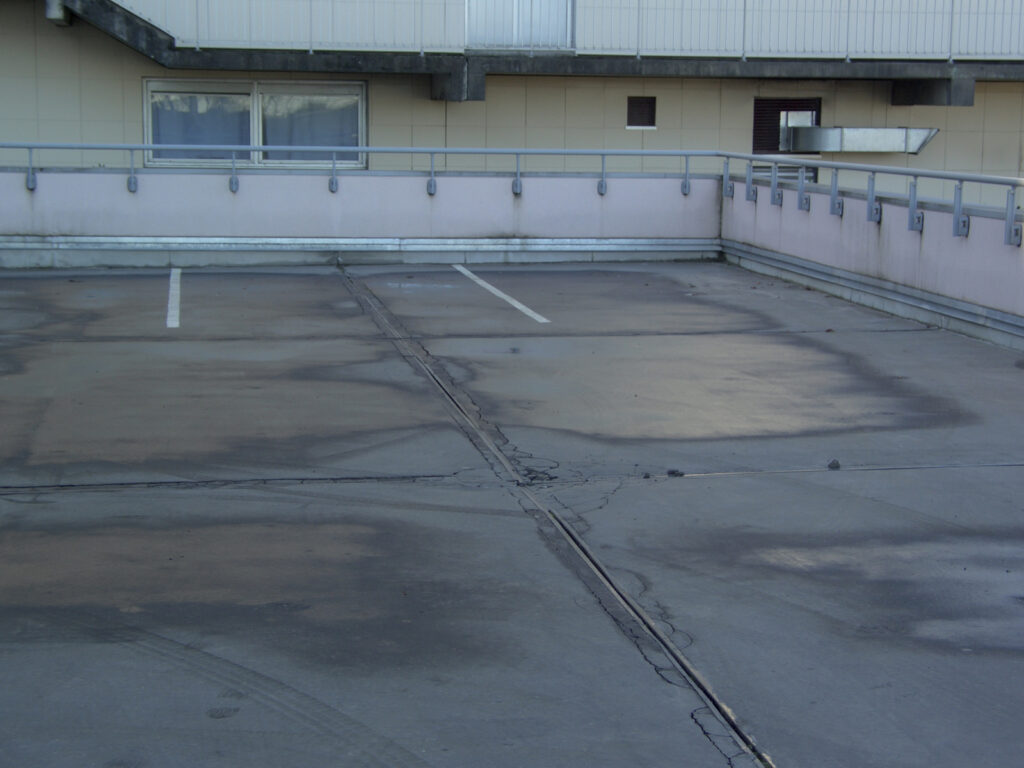 Points faibles de la protection lourde en toitures-terrasses accessibles - Agence Qualité ...