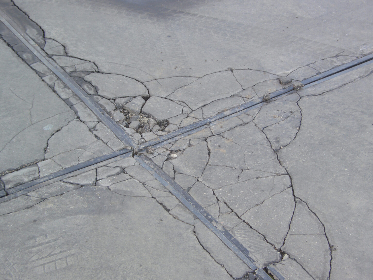 Points faibles de la protection lourde en toitures-terrasses accessibles - Agence Qualité ...