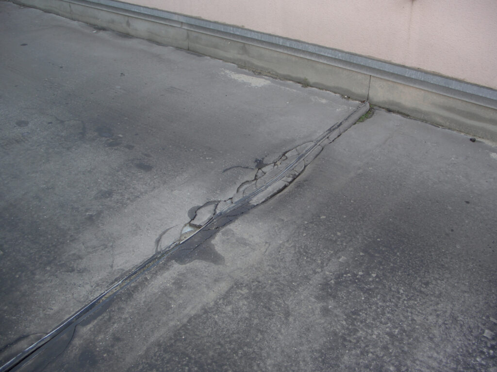 Points faibles de la protection lourde en toitures-terrasses accessibles - Agence Qualité ...